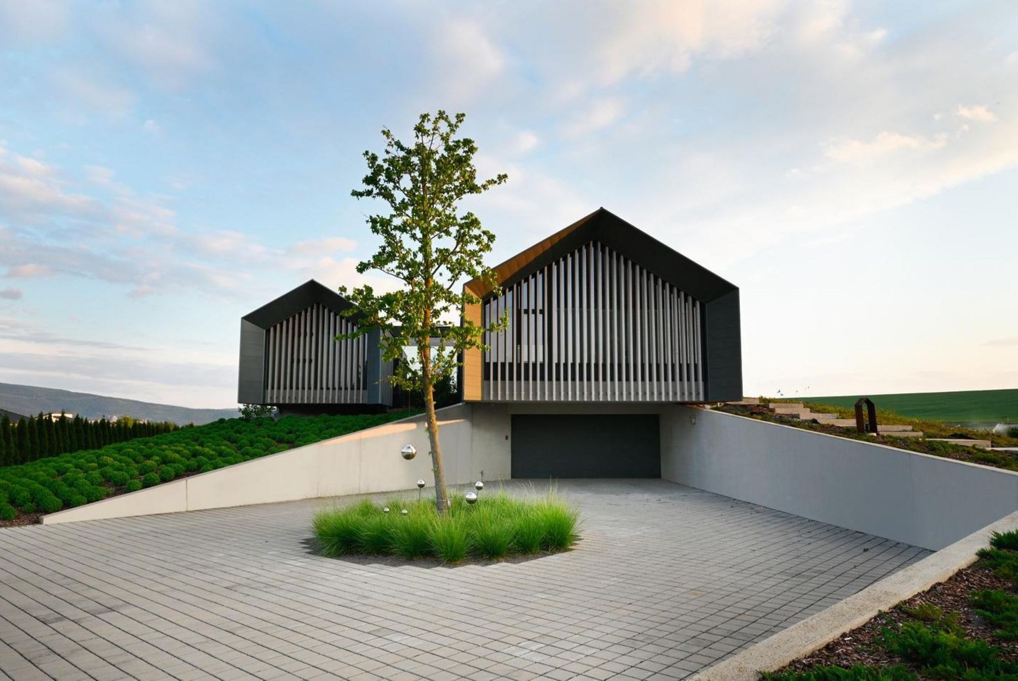 100Doly - the family house with two connected buildings